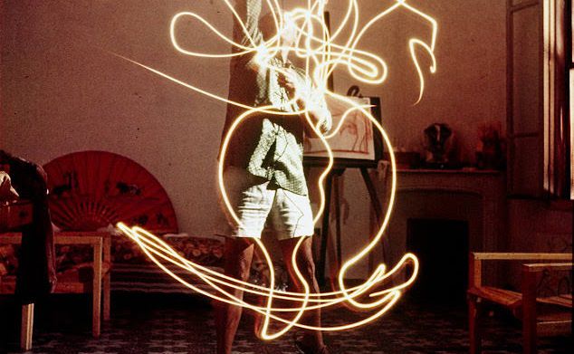 Incredible Color Photographs of Picasso Painting in Light in 1949